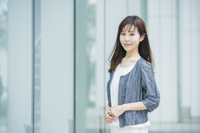 【2025年】婚活何着てく?40代アラフォーファッション!春夏秋冬モテる服装とは 婚活ランド